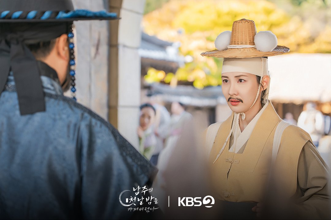 The First Night With The Duke: "Xuyên sách" thay đổi vận mệnh | ELLE
