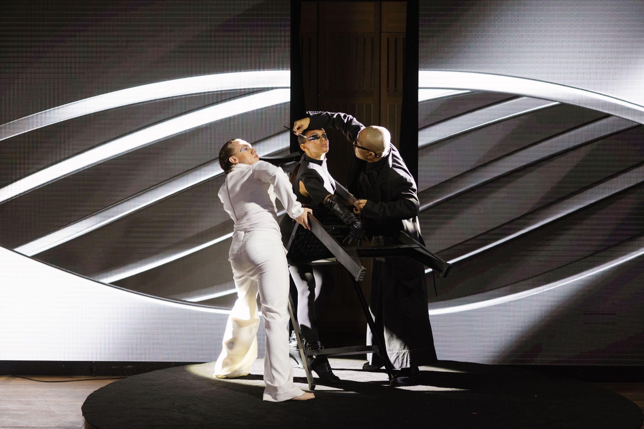 Nghệ sĩ trang điểm Trí Trần và show diễn The Sensory Shows | ELLE