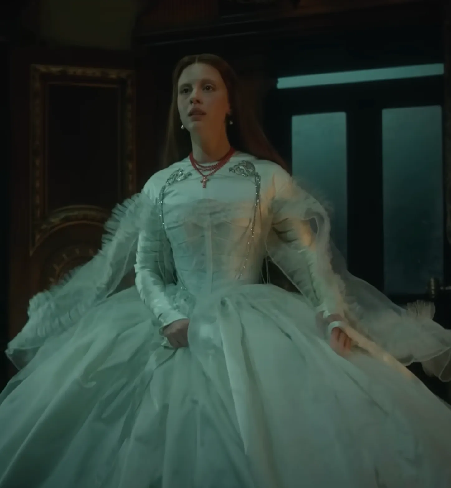 Giải mã phục trang Mia Goth trong Frankenstein | ELLE
