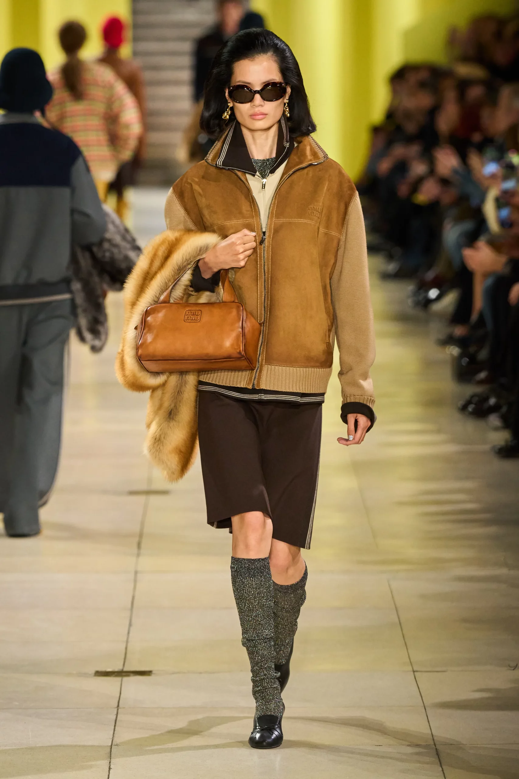 Miu Miu FW25: Vẻ thanh lịch đến từ những điều đơn giản | ELLE