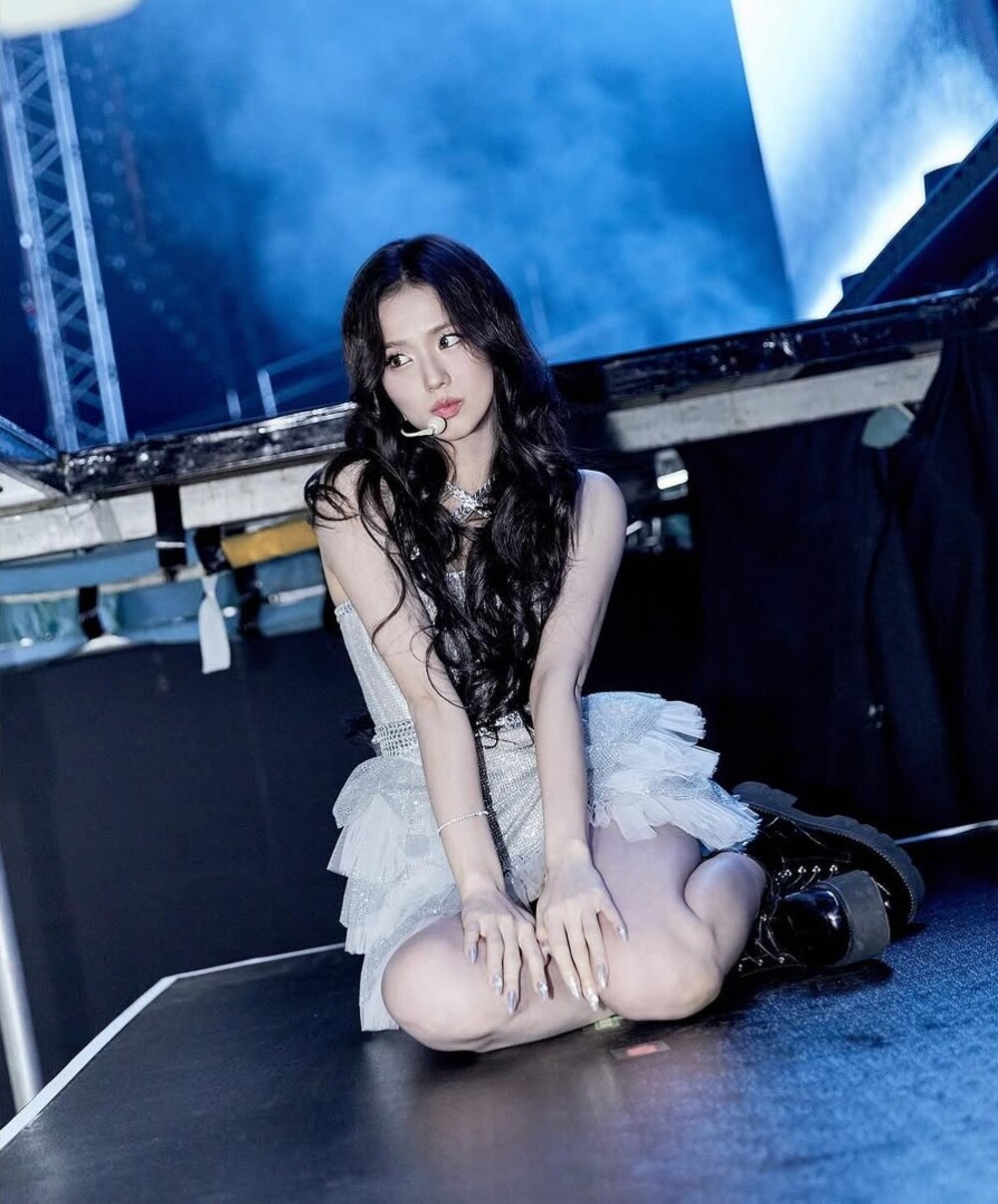 10 tạo hình đặc biệt của Jisoo trong tour fanmeeting châu Á | ELLE