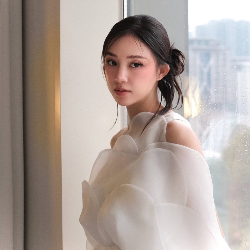 5 kiểu tóc đơn giản tự làm tại nhà cho ngày Tết bận rộn | ELLE