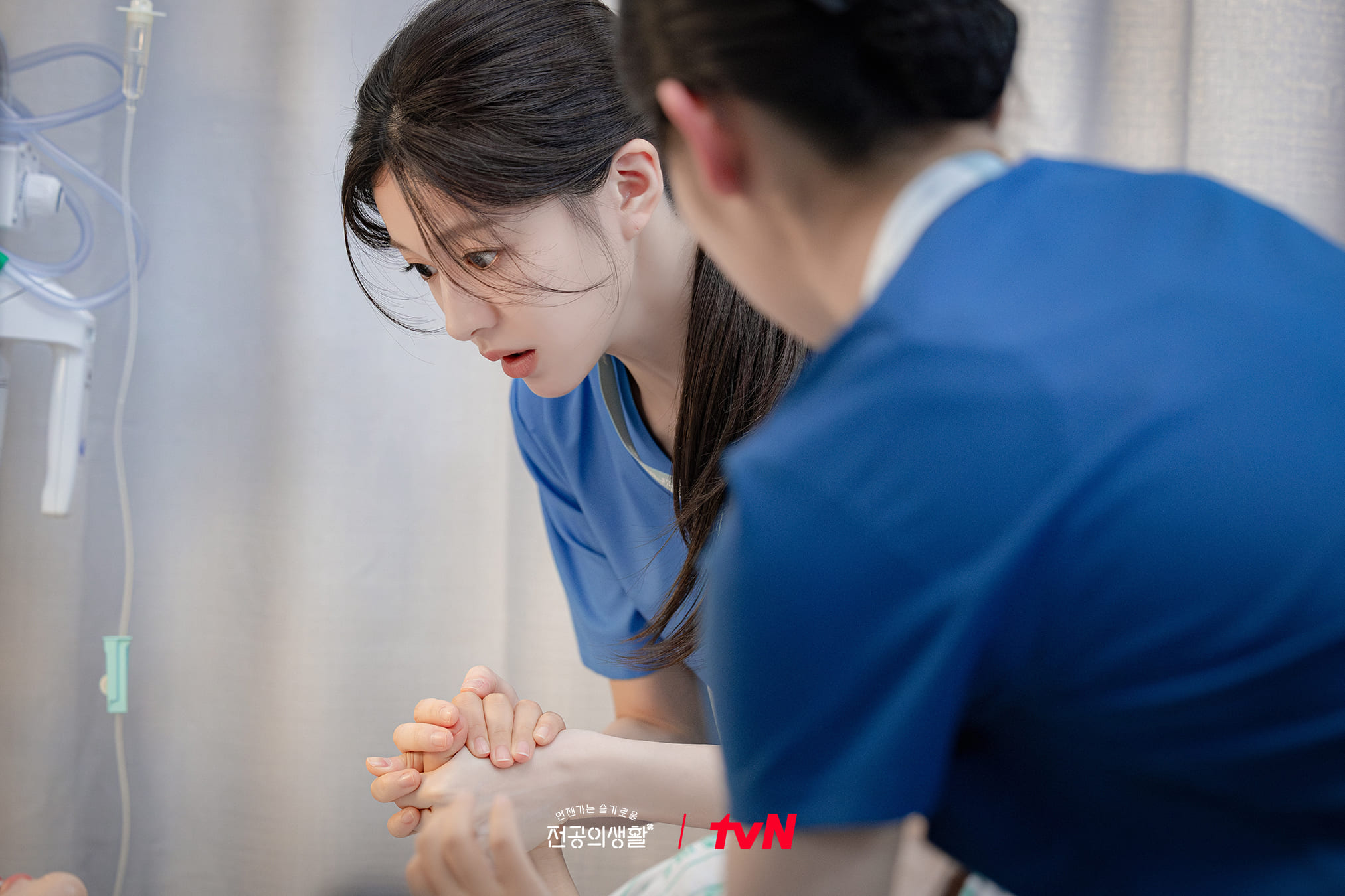 Resident Playbook: Chuyện nghề y của những bác sĩ nội trú | ELLE