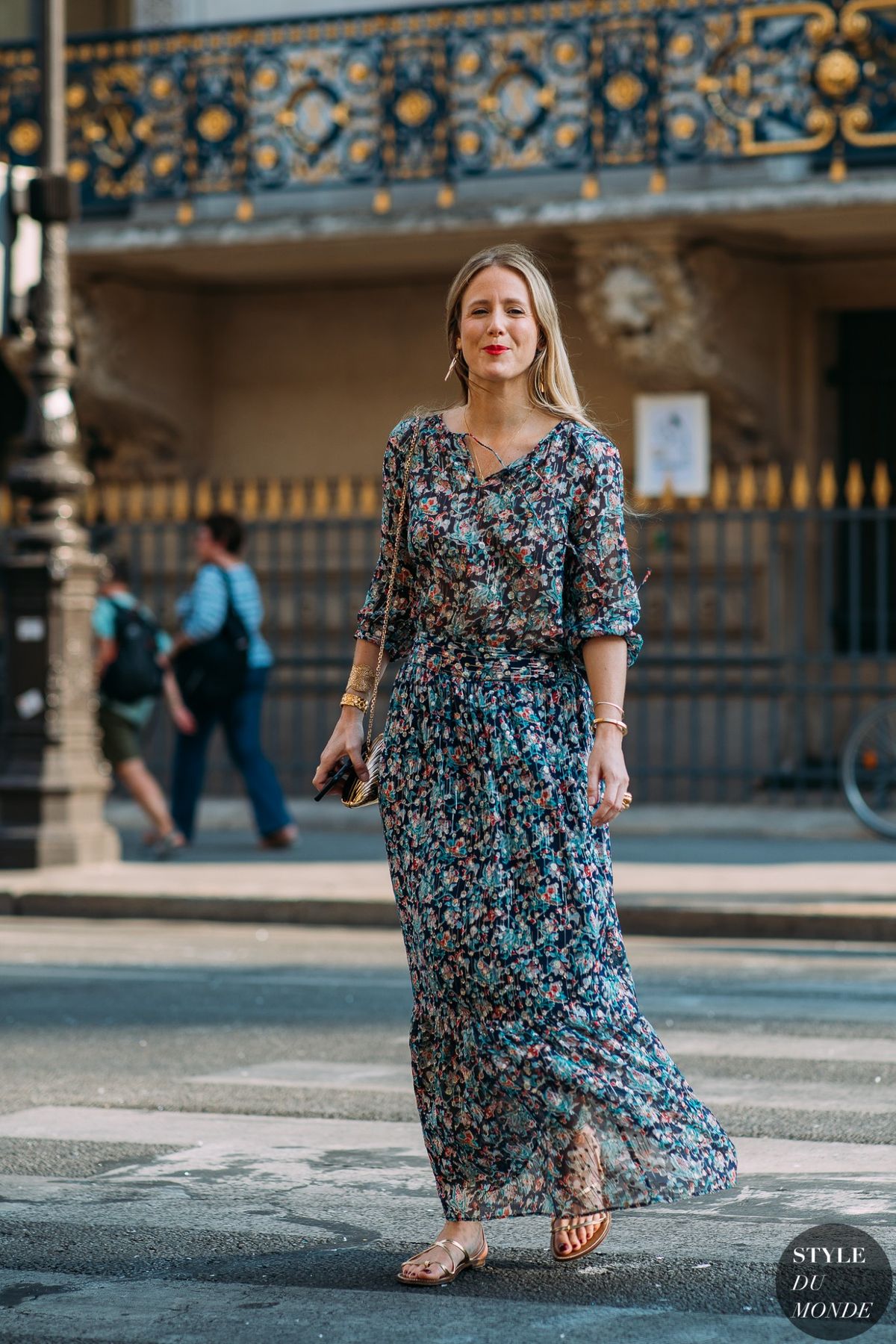 Diện váy midi hoa nhí cho ngày thu chút "modern retro" - ELLE