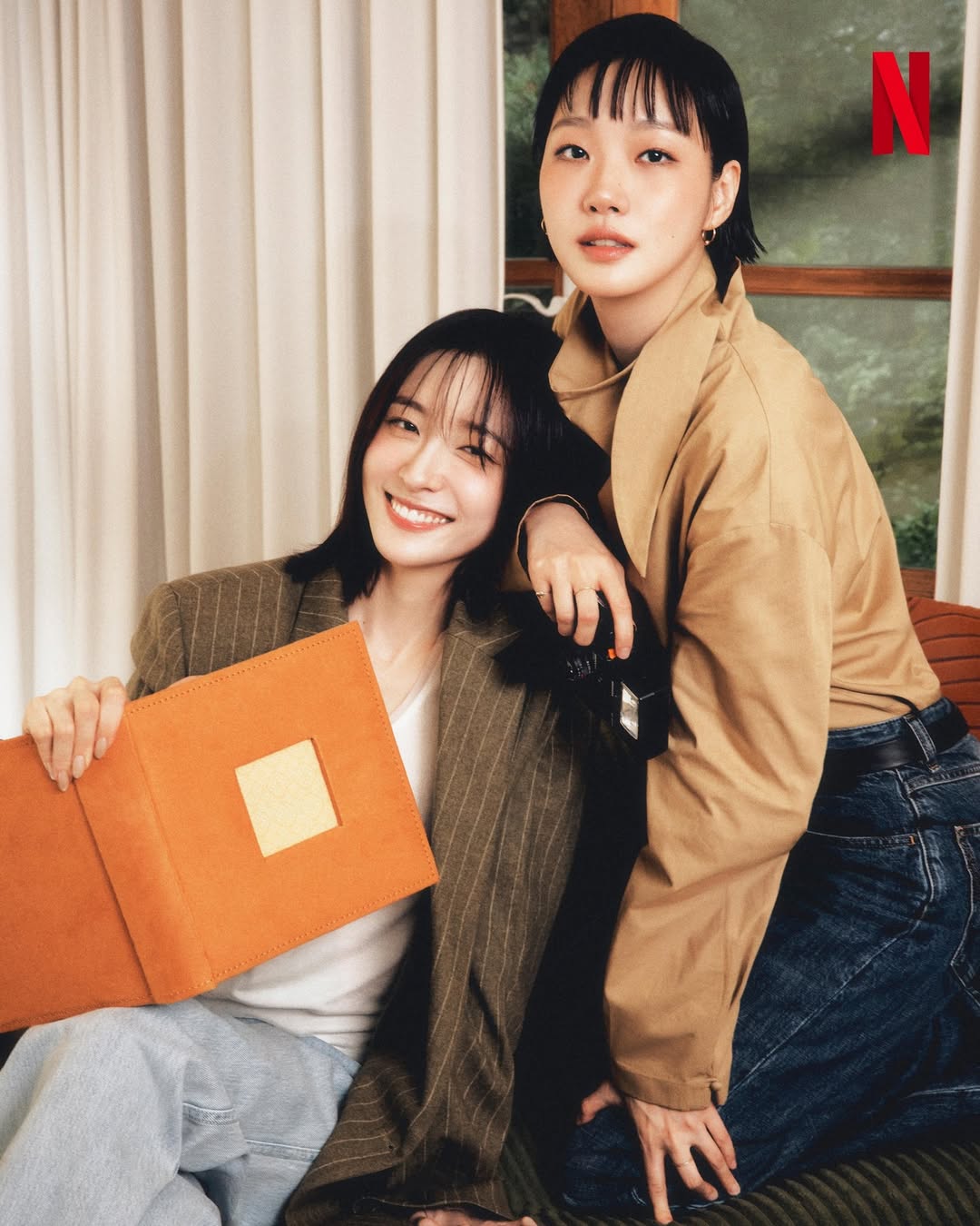 Khuyên tai vòng - Phụ kiện "đinh" của Kim Go Eun | ELLE