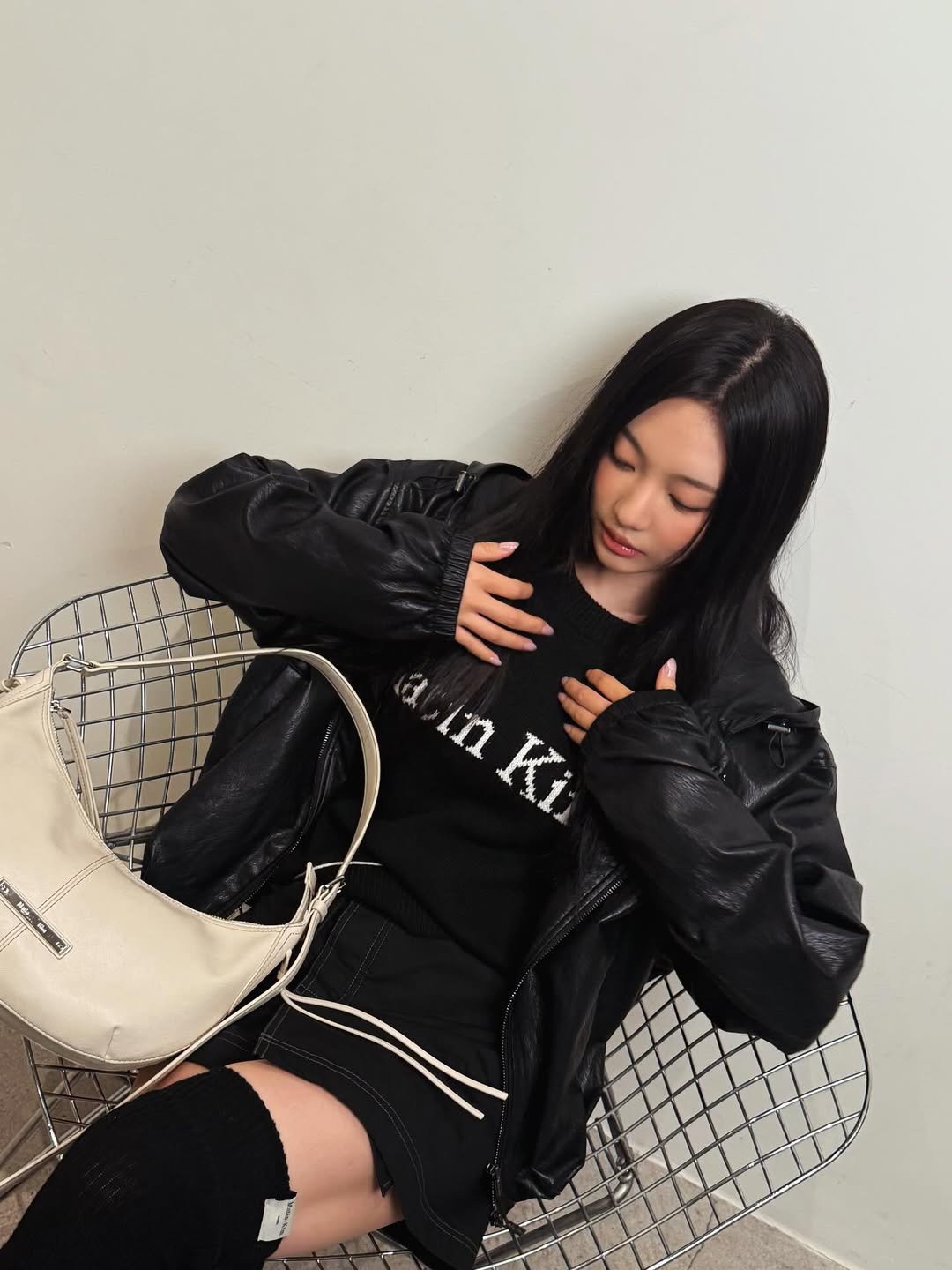 Best Fit Wins: Sắc đen trong phong cách Ningning (aespa) | ELLE