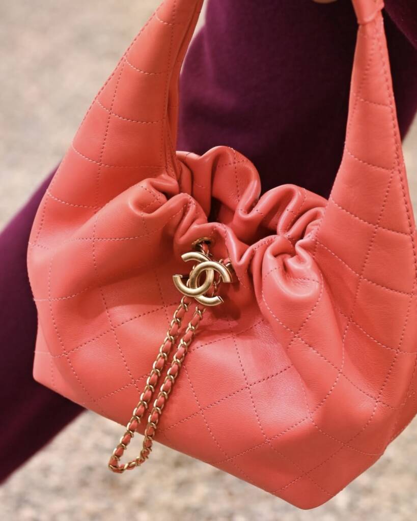 Chanel Hobo - Chiếc túi "lãng du" của các tín đồ thời trang | ELLE