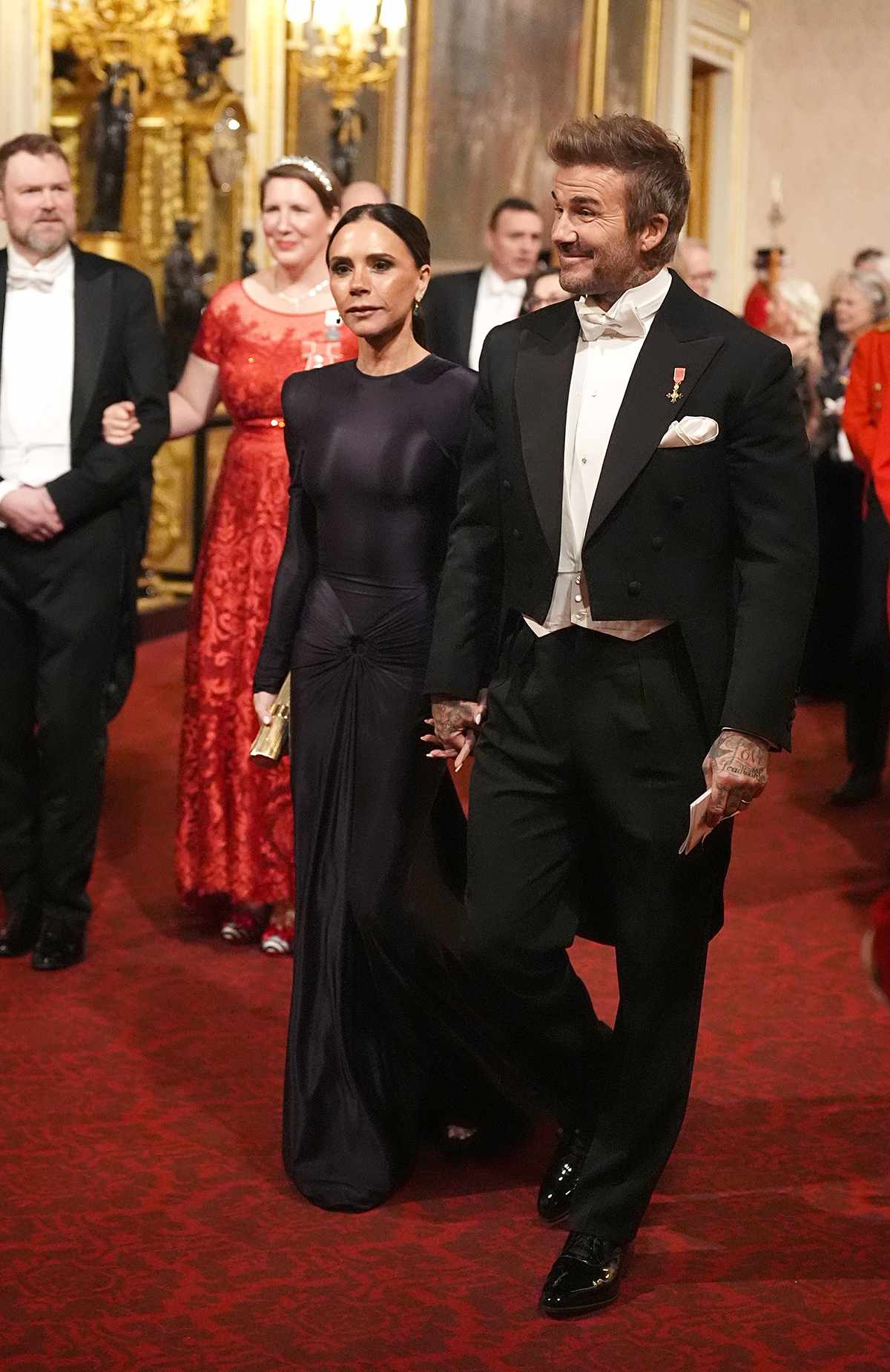 Vợ chồng nhà Beckham nổi bật tại yến tiệc Cung điện Buckingham | ELLE