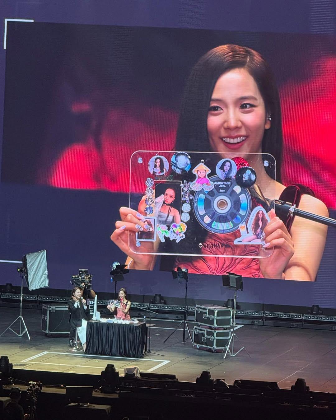 10 tạo hình đặc biệt của Jisoo trong tour fanmeeting châu Á | ELLE
