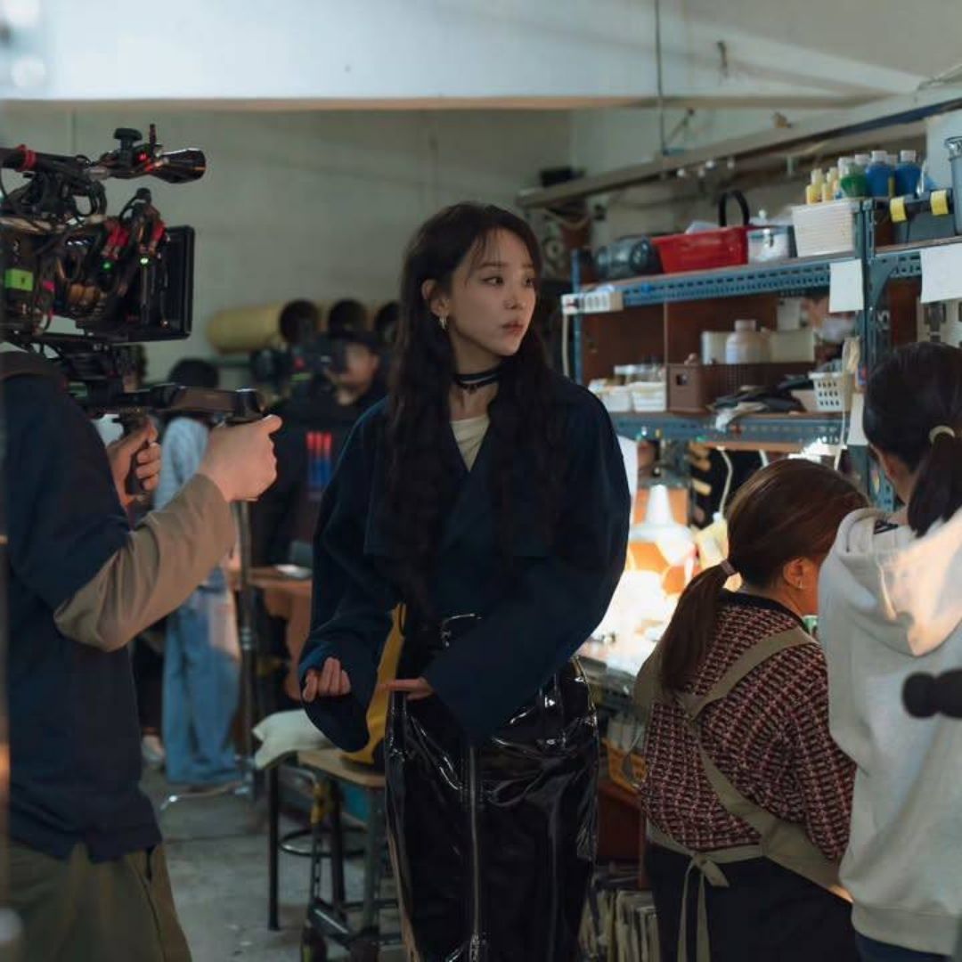 Trang điểm cuốn hút như Shin Hye Sun trong phim mới | ELLE