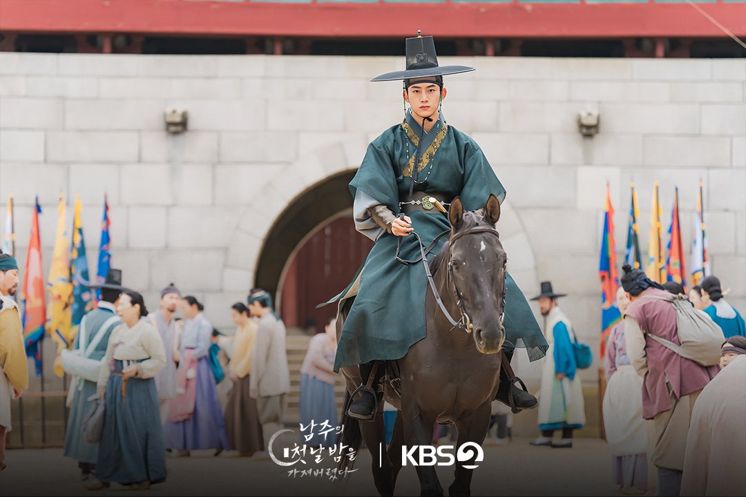 The First Night With The Duke: "Xuyên sách" thay đổi vận mệnh | ELLE