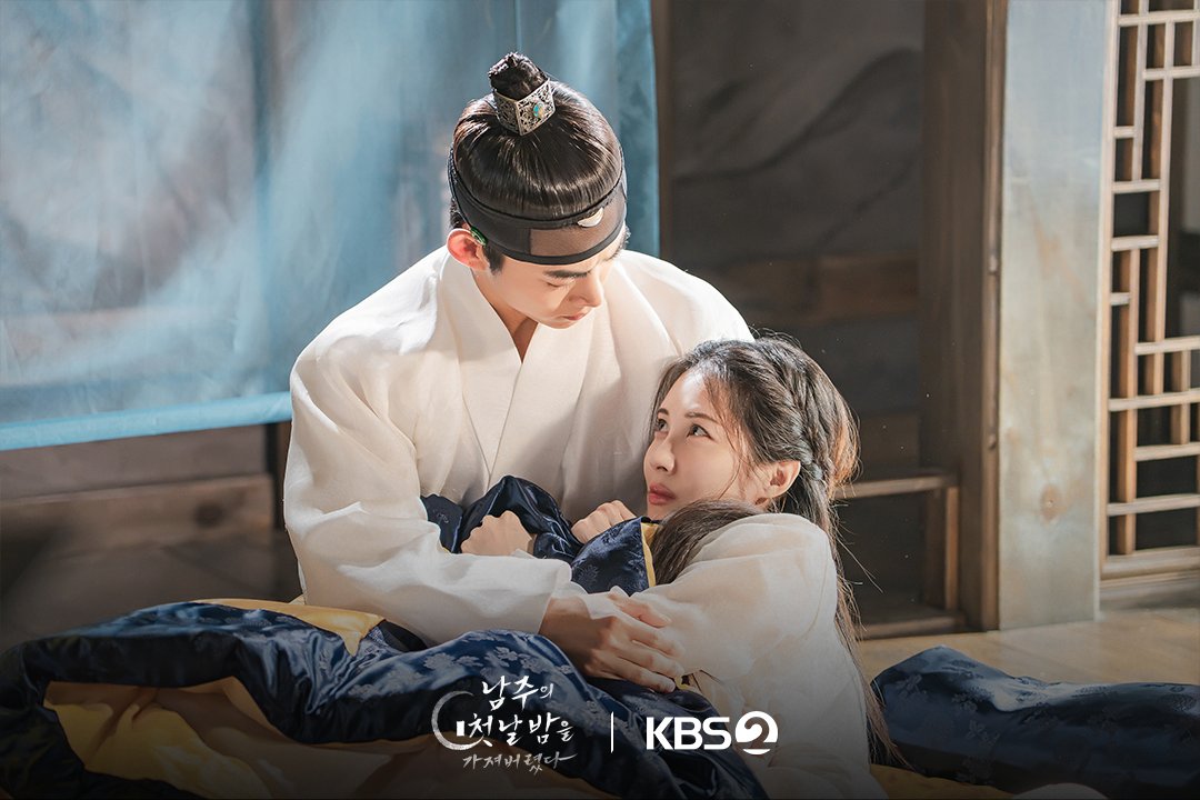 The First Night With The Duke: "Xuyên sách" thay đổi vận mệnh | ELLE