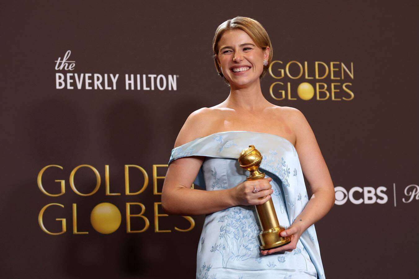 Tinh thần tự do trong thời trang thảm đỏ của Jessie Buckley | ELLE