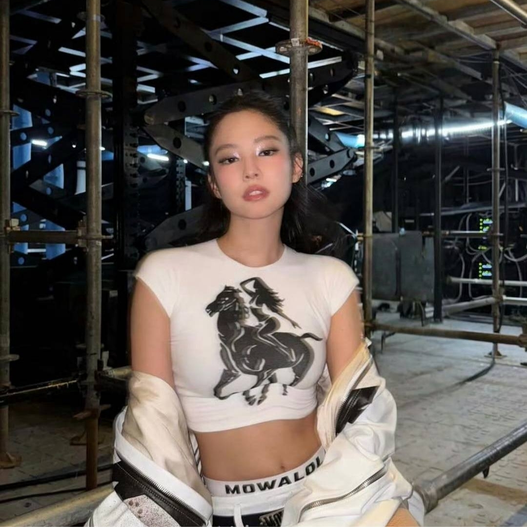 Phong cách trang điểm Jennie Kim "lăng xê" trên sân khấu | ELLE