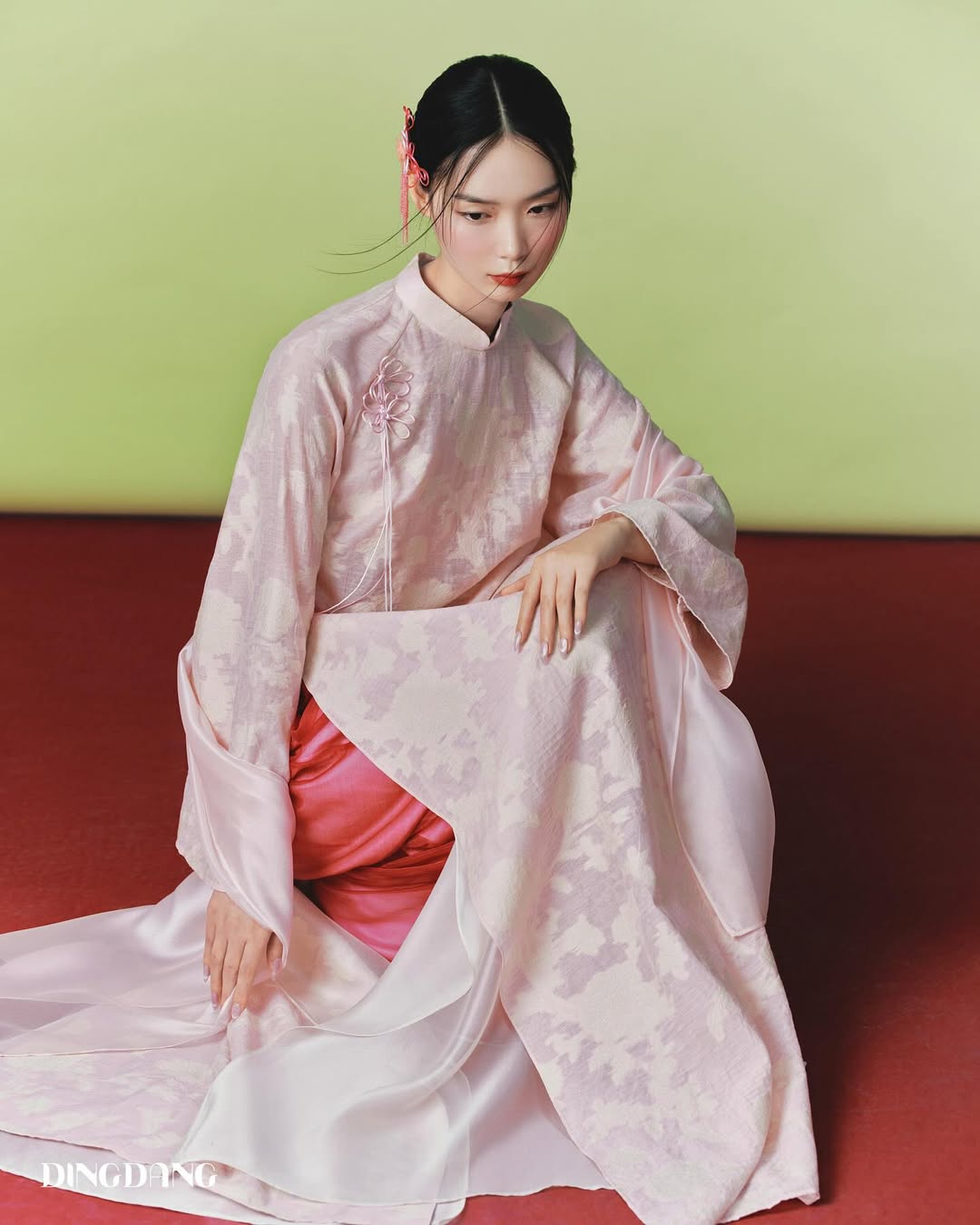 Áo dài pastel - Khởi đầu ngọt ngào những ngày đầu Xuân | ELLE