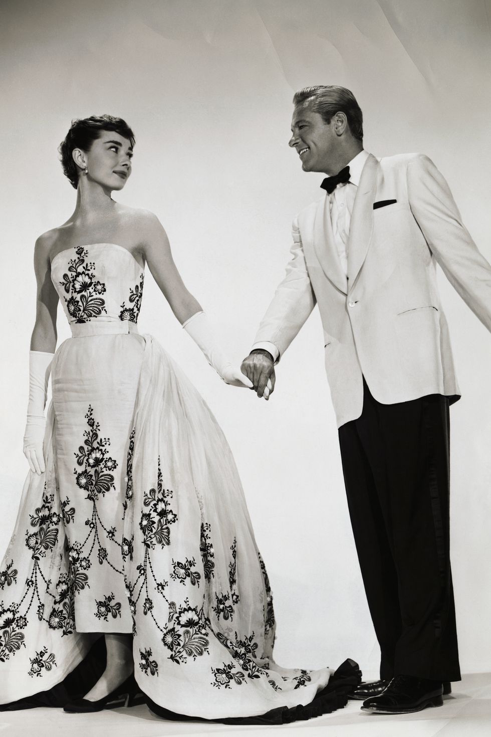 Mối tâm giao giữa NTK tài danh Hubert de Givenchy và nàng thơ Audrey ...