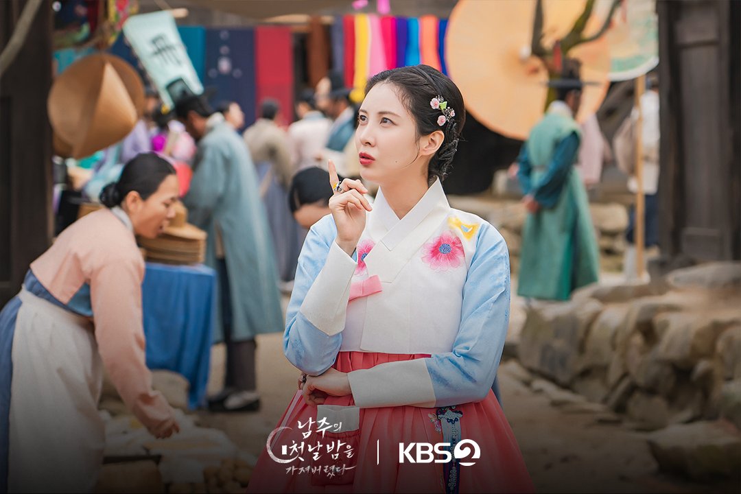 The First Night With The Duke: "Xuyên sách" thay đổi vận mệnh | ELLE